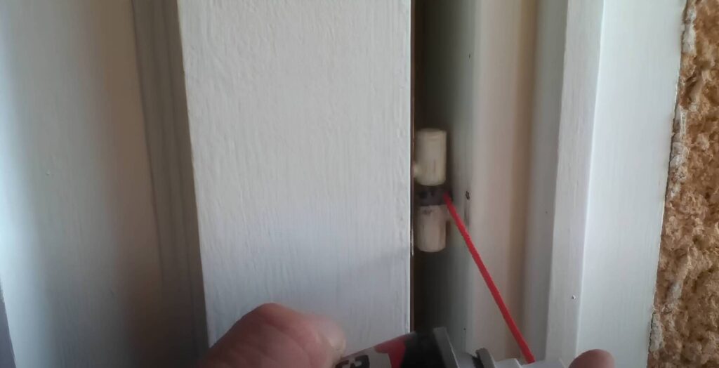 Frottement de gonds de porte : que faire ? - MULTISECU Serrurier Annecy